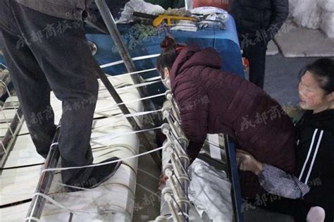 哐当！女工手掌被卡织布机 消防用电锯切割保住右手 液压汇