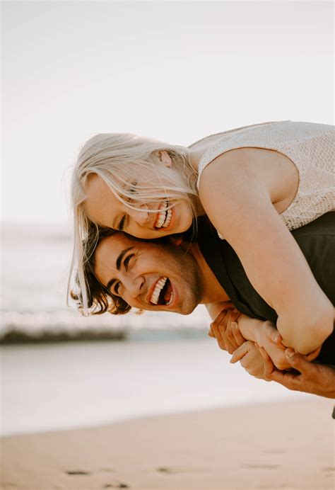 Wallpaper Happy Couple Beach Town Sea Smirk Open Mouth Men