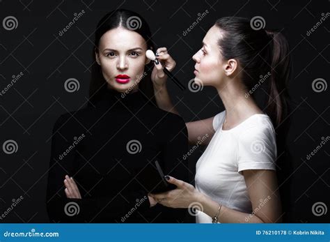 Zwei Schöne Mädchen Auf Der Fotoaufnahme Zum Des Gesichtsmakes Up