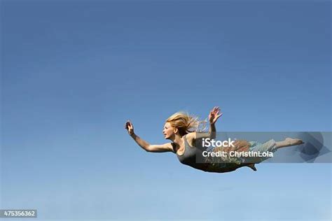 Woman Falling Through The Sky Foton Och Fler Bilder På Flyga Flyga