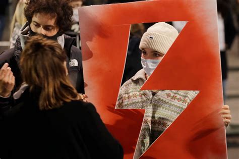 La Pologne Se Déchire Sur Lavortement