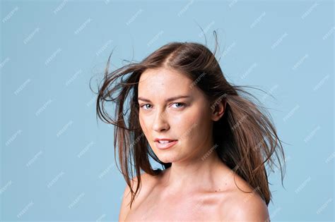 섹시한 벌거 벗은 가슴 여자 초상화 프리미엄 사진