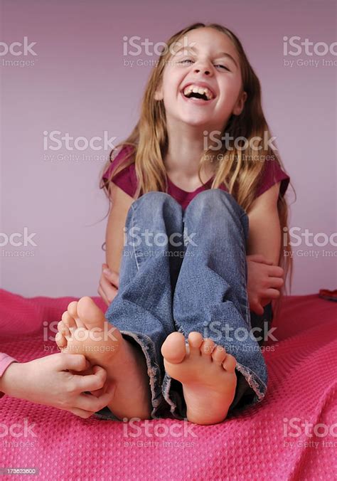 기뻐했습니다 간지럽히기에 대한 스톡 사진 및 기타 이미지 간지럽히기 소녀 인간 발 Istock