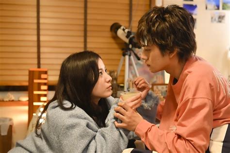 『星降る夜に』第3話、一星（北村匠海）のワンコ感がフルスロットルに！あまりに尊かった朝の海岸の幸せな時間｜星降る夜に｜tverプラス テレビ