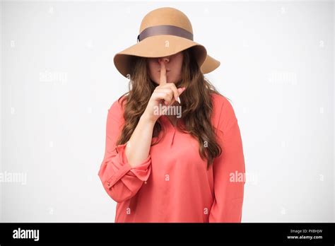 Shhh Konzept Portrait Von Geheimnisvolle Mädchen In Hat Geste Stille
