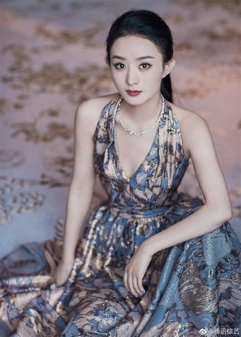 赵丽颖 金丝印花露背长裙搭配直马尾发型，腰肢纤细，楚楚动人之余 腰肢 露背 金丝 新浪新闻