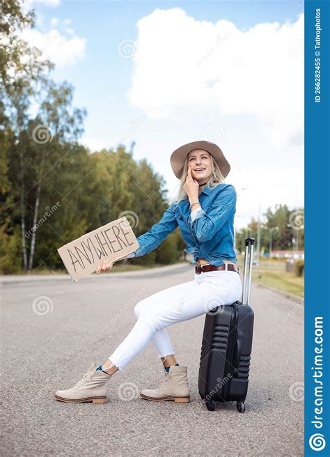 Femme Blonde Riant Verticale En Cowgirl Chapeau Auto Stop Par La Route