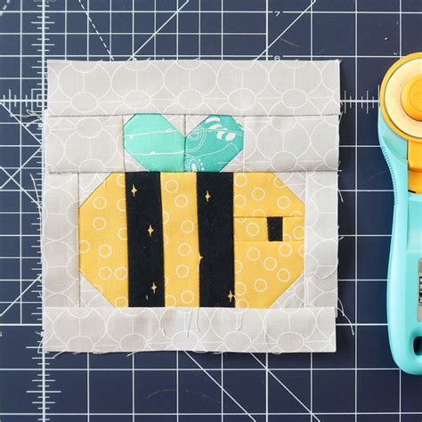 Happy Bee Quilt Block Sugaridoo