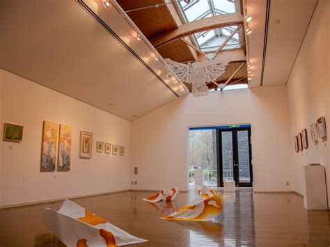 サブ展示室 絵画や染色、切り絵などの作品を展示する＝高松塩江美術館で「思可牟展」 高松経済新聞