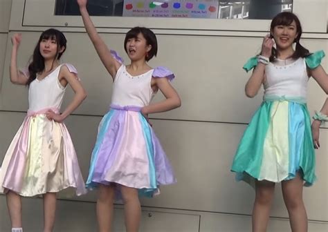 嘘･･････だろ･･･ライブ中に衣装を脱いでしまう女子大生アイドルグル―プの映像が見つかる！│チラリ部