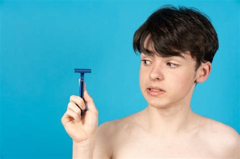 Muchacho Adolescente Sin Camisa Sosteniendo Una Navaja Miedo Al
