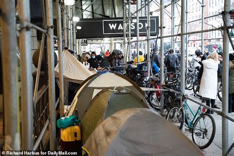 Migrants Kicked Out Of Midtown Hotel Have Set Up Tents On Sidewalk