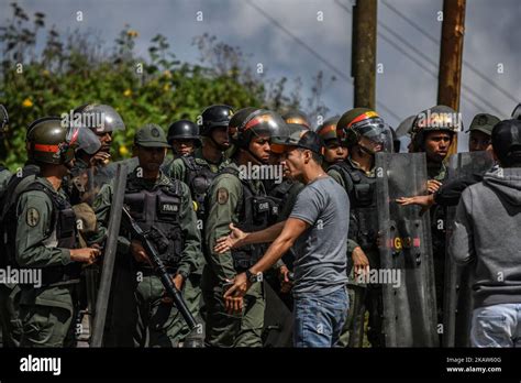Miembros De La Patrulla Del Ejército Venezolano En Caracas Como