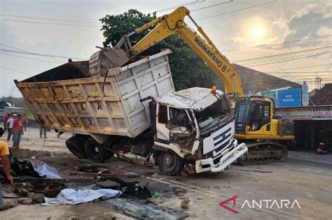 Kecelakaan Maut Di Ngaliyan Semarang Truk Menimpa Mobil 2 Orang Tewas
