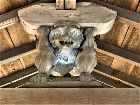 縁の下の力持ちに支えられてる神社があったよ。キュートなおしりの脇からはハミ出し物が 福岡筑後のローカルメディア 筑後いこい