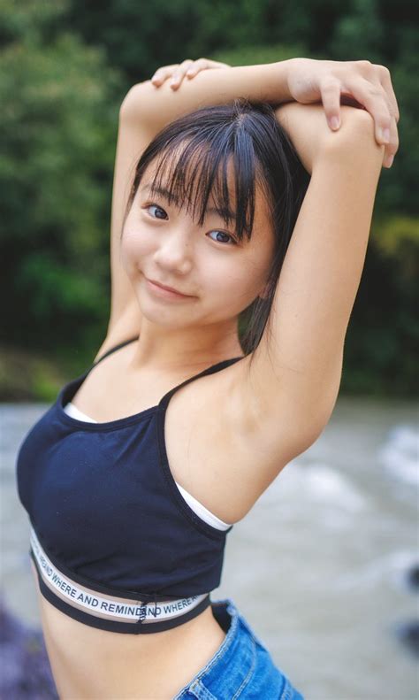 【画像あり】おっぱいが成長中の女子小学生、セクシーな格好で写真を撮られる ひみつのどうくつ