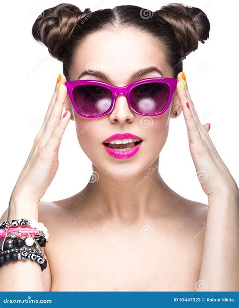 Belle Fille Dans Des Lunettes De Soleil Roses Avec Le Maquillage