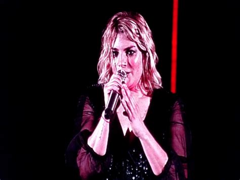 Emma Conquista Il Forum Di Assago Con Il Suo “essere Qui Tour