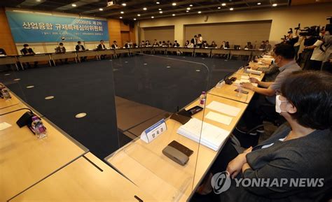 코로나19가 바꾼 회의실 풍경 연합뉴스