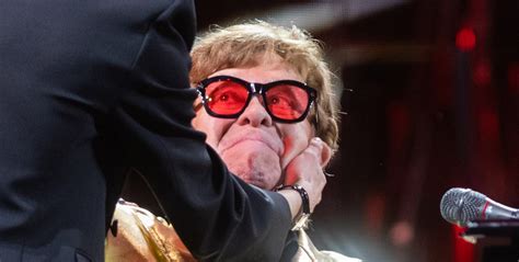 Elton John Se Emociona Durante Seu último Show No Reino Unido Vídeo
