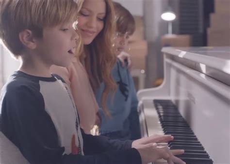 Shakira Canta Y Toca El Piano Con Sus Hijos En “acróstico” Su Nuevo Y