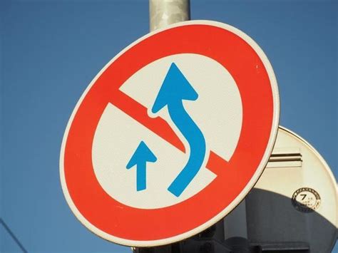「追い越し禁止」と“間違えやすい”道路標識…この標識だけの時の「本当の意味」知っていますか？【2023年…クルマにまつわる豆知識】 ライフ
