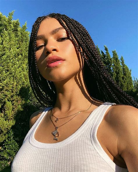 9 Inspirasi Hairstyle Simpel Ala Zendaya Flawless