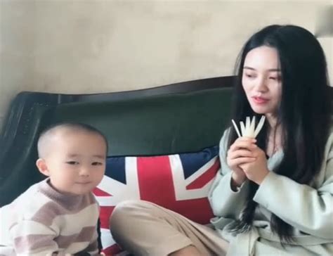 小姨一来，儿子就把她给“霸占”了，看到画面妈妈哭笑不得 小姨 宝宝 儿子 新浪新闻