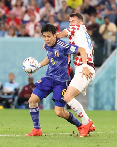 W杯カタール大会決勝トーナメント1回戦＜日本・クロアチア＞後半、ボールを競り合う遠藤（左）＝撮影・小海途 良幹 ― スポニチ Sponichi