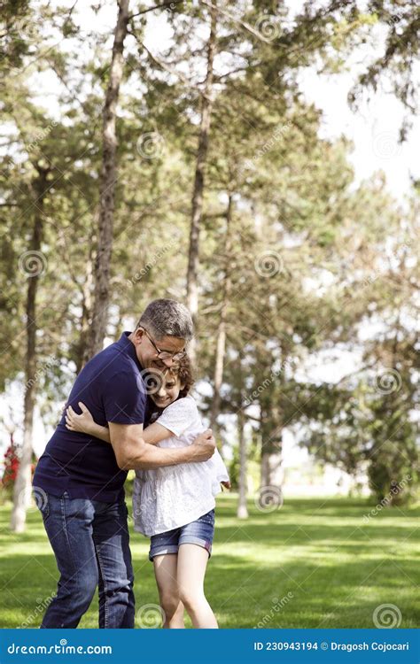Grand Père Embrasse Sa Nièce Dans Le Parc Par Une Journée Ensoleillée