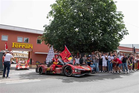 Les Deux Ferrari 499p Dans Les Rues De Maranello Après La Victoire Aux