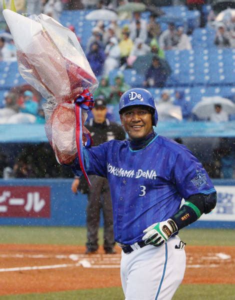 ヤクルト戦の6回、ソロ本塁…：ハマの指揮官アレックス・ラミレス氏 写真特集：時事ドットコム