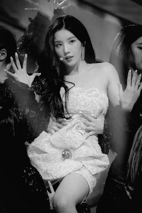김짤닷컴 권은비 오프솔더 묵직한 가슴골