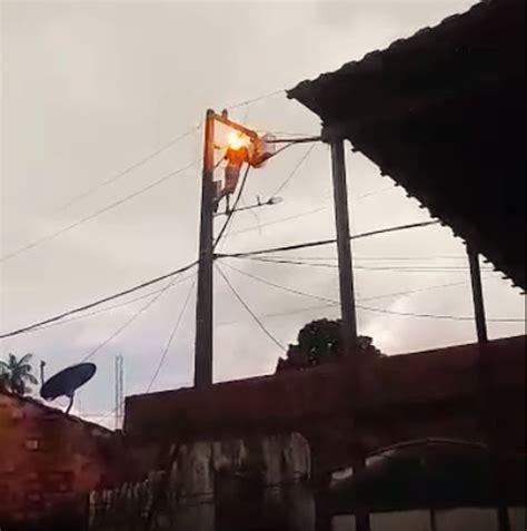 Cenas Fortes Vídeo Homem Morre Eletrocutado Em Cima De Poste