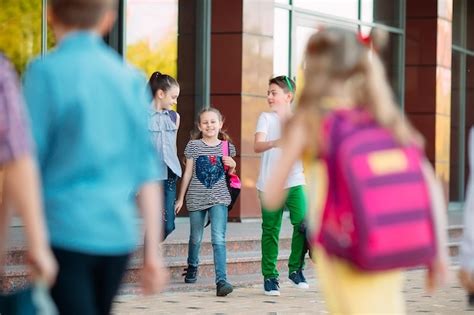 Les Camarades De Classe Vont à Lécole Les élèves Se Saluent Photo