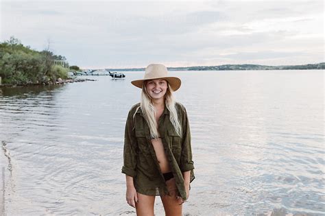 «pretty Woman At The Lake Del Colaborador De Stocksy «carey Shaw