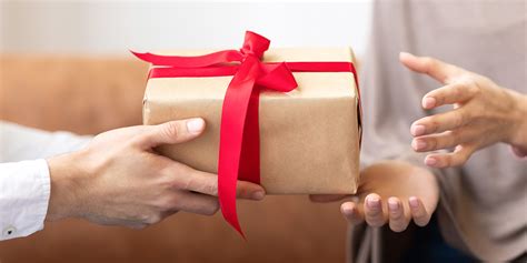 兄弟姉妹への結婚祝いは何を贈る？おすすめギフト4選や金額相場、選び方のコツを解説！ シャディ ギフトモール