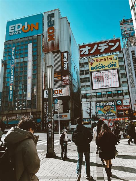 고층 건물 옆 거리를 걷고 있는 한 무리의 사람들 사진 Unsplash의 무료 도시 이미지
