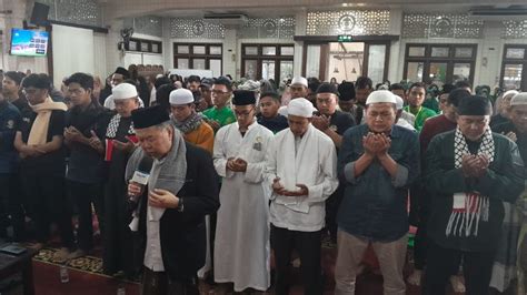 Diimami Kiai Didin Umat Islam Di Bogor Gelar Shalat Ghaib Untuk
