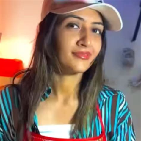 ठेले पर वड़ा पाव बेचकर Bigg Boss तक पहुँच गई दिल्ली की ये छोरी कौन है