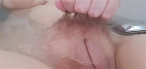 Jouer Avec Une Chatte Poilue Dans Le Bain Caresser Mon Minou Poilu