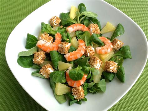 Ensalada De Canónigos Piña Langostinos Y Queso Fresco Con Sésamo