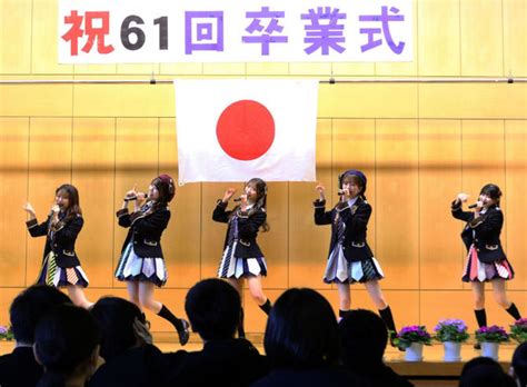 卒業式の会場前でポーズを取るhkt48の（左から）秋吉優花、小田彩加、坂本愛玲菜、石橋颯、宮﨑想乃＝2022年3月10日（撮影・古川泰裕