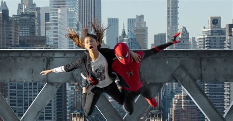 『スパイダーマン』最新予告を一足先に鑑賞したトム・ホランドたち、興奮しすぎて語彙力を失う｜シネマトゥデイ