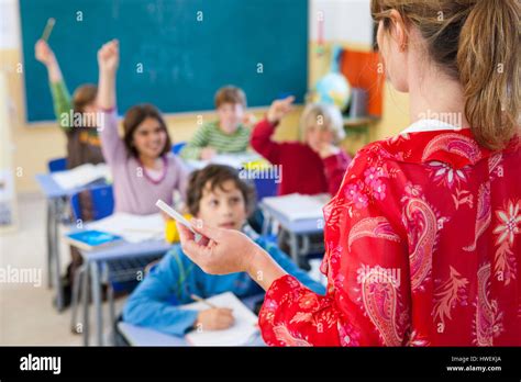 Sobre El Hombro Vista De Maestra De Escuela Primaria Interrogatorio En