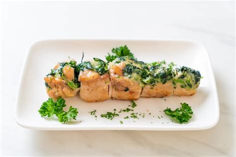 Peitos De Frango Recheados Com Espinafre E Queijo Foto Premium