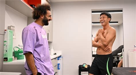 リヴァプール移籍の遠藤航、世界的fwサラーがわざわざ挨拶に来てくれたシーンがこれ ｜qoly サッカーニュース