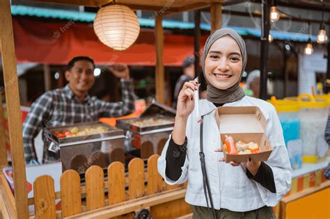 Premium Photo Happy Muslim Woman Buys Dumpling Food With A Cart On