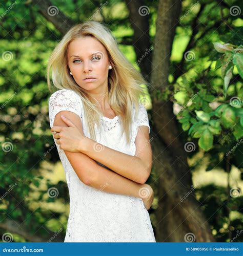Jeune Fille Sensuelle Posant En Parc De Vert Dété Photo Stock Image