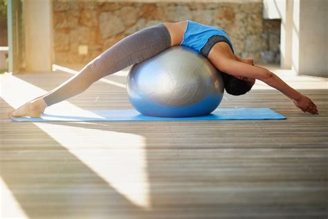 Les Exercices à Faire Avec Un Ballon De Pilates Pour Muscler Abdos